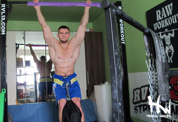 Adam Raw a zátěžová vesta Heavy Weight